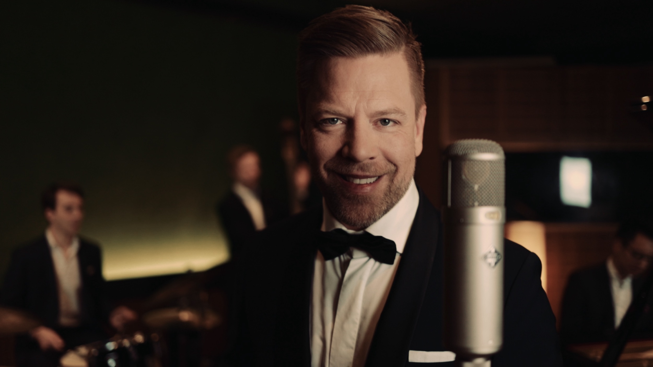 TOM GAEBEL - Highfive booking